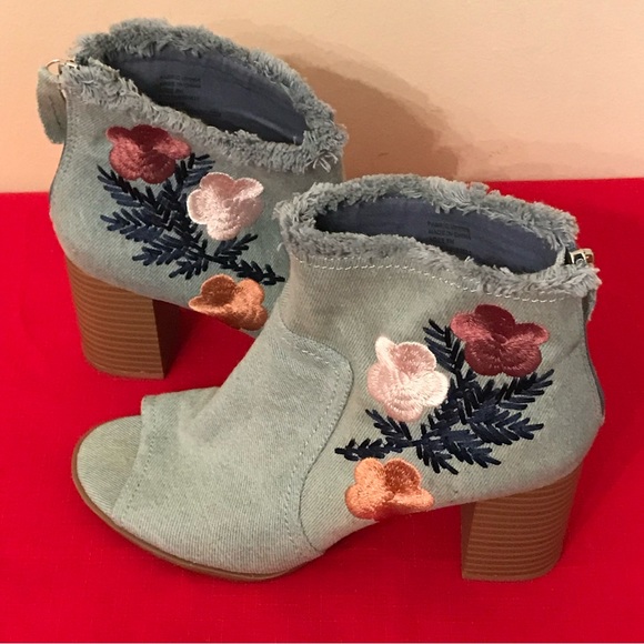 Dominique Nicole | Shoes | Dominique Nicole Adee Peep Toe Ankle Boots ...